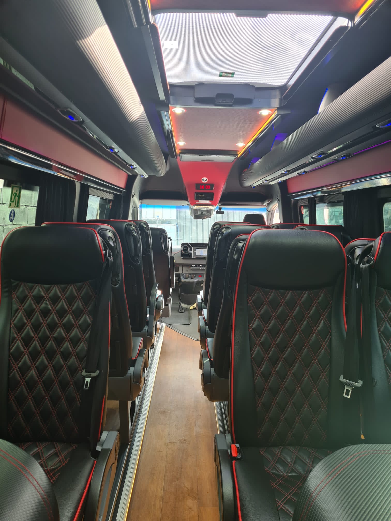 Mercedes Luxury 16 Seater - Swan Travel
